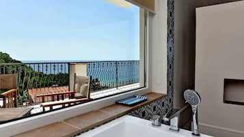 Suíte luxo, 1 cama King, banheira de imersão, de frente para o mar | Banheira de hidromassagem