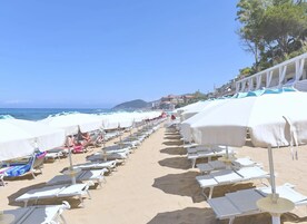 Perto da praia, praia de areia branca, autocarro grátis para a praia 