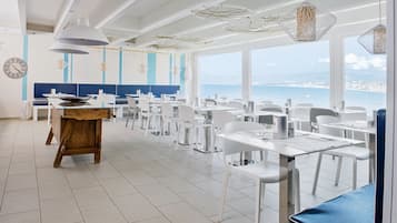 Pequeno-almoço tipo buffet diário (12 EUR por pessoa)