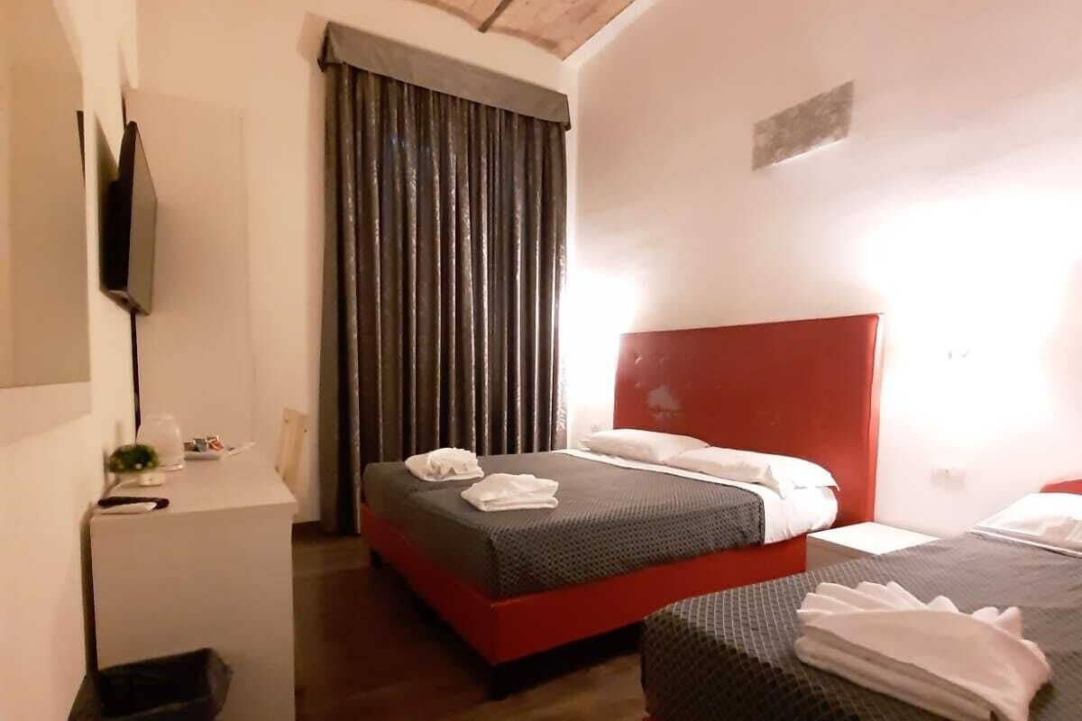 Quarto Triplo Comfort | Minibar, secretária, ferro/tábua de engomar, Wi-fi grátis