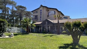 Um edifício de dois andares com uma placa que diz "HOTEL" e "Les Bordes de l'Ocean".