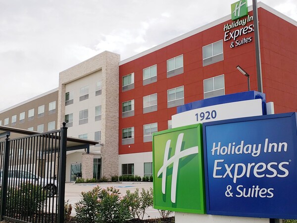 Holiday Inn Express & Suites Houston Iah - Beltway 8 By Ihg - Houston, TX