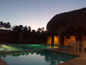 Piscina exterior, espreguiçadeiras 