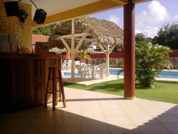 Piscina exterior, espreguiçadeiras