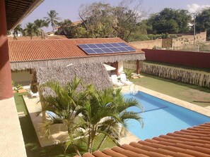 Piscina exterior, espreguiçadeiras 