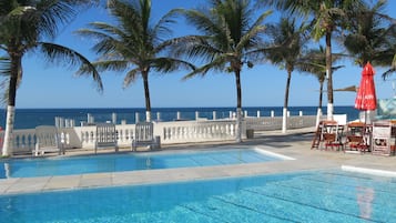 4 piscinas exteriores, da(s) 9:00 à(s) 21:30, guarda-sóis