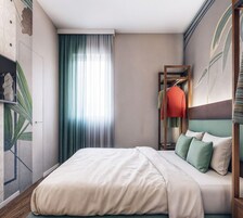 Quarto de hotel com uma cama grande, um guarda-roupa, uma cadeira suspensa e vista para o exterior.