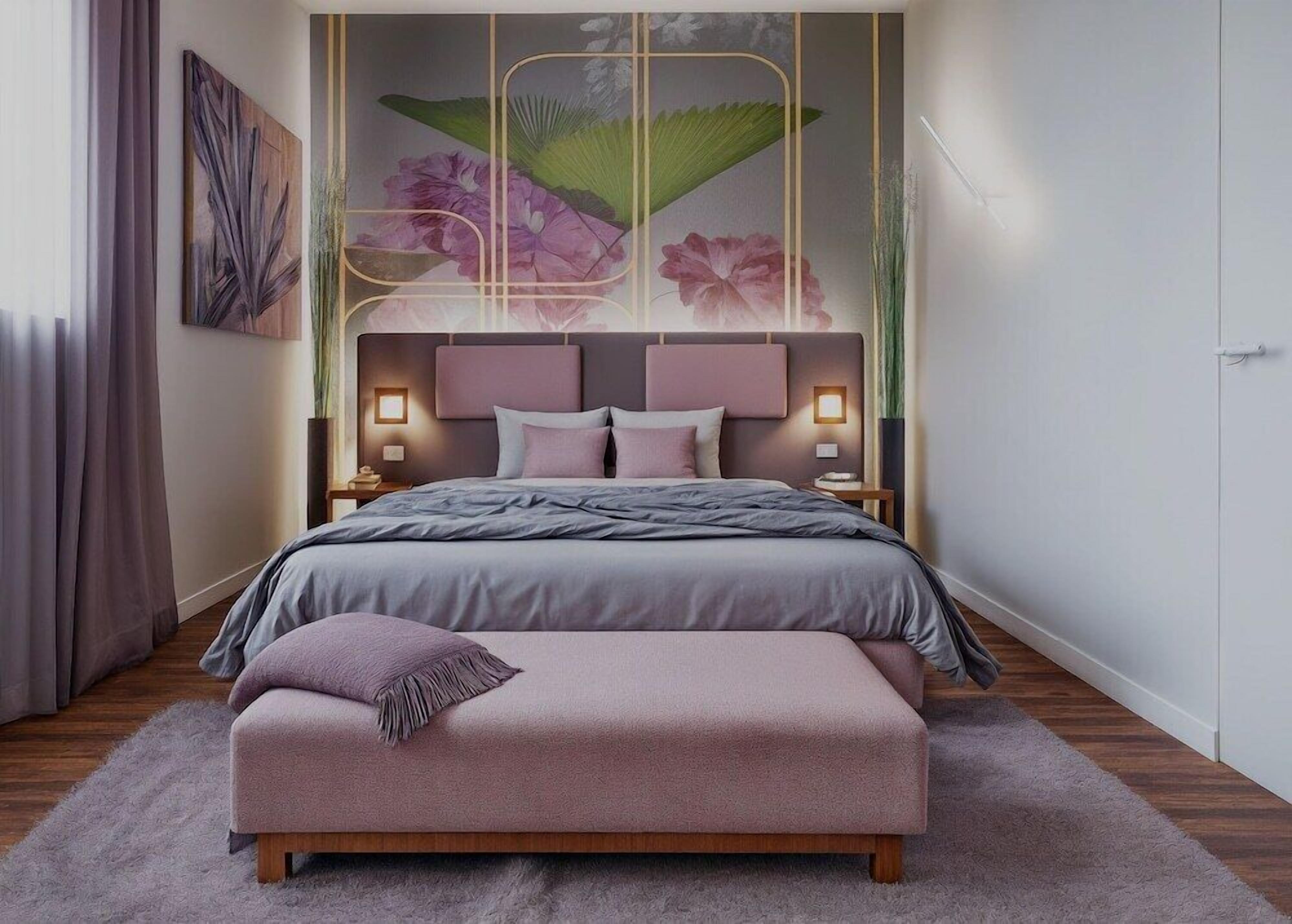 Quarto moderno com cama, abajures e uma decoração na parede.