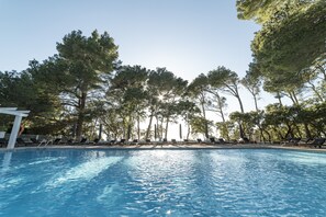 Piscina exterior sazonal, guarda-sóis, espreguiçadeiras 