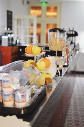 Pequeno-almoço completo diário (12.50 EUR por pessoa)