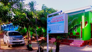 Placa indicativa de um empreendimento chamado 'Panda Beach', com informações de contato.