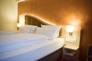 Cofres nos quartos, escrivaninha, Wi-Fi de cortesia, roupa de cama