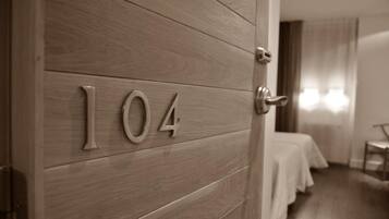 Uma porta de madeira com o número 104, indicando o número de um quarto.