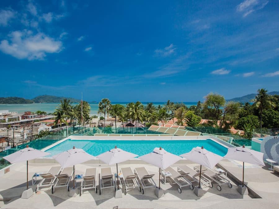 Piscina exterior, guarda-sóis, espreguiçadeiras