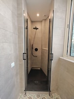 Quarto duplo, banheiro privativo | Banheiro | Chuveiro, chuveiro com efeito de chuva, toalhas de banho
