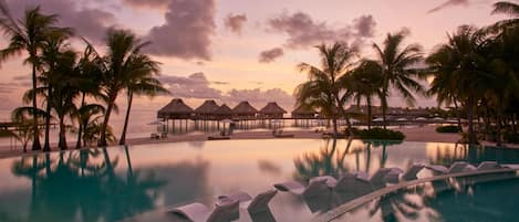 Piscina exterior, toldos gratuitos, guarda-sóis