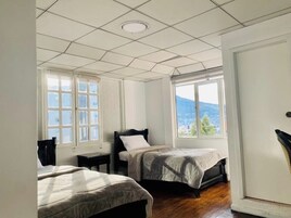 Quarto triplo executivo | Roupas de cama premium, frigobar, cofres nos quartos, escrivaninha