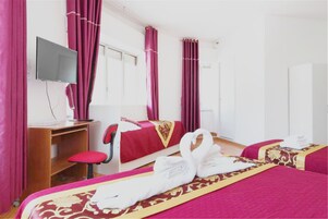 Quarto Familiar, 1 quarto, casa de banho anexa | 11 quartos, camas de colchão viscoelástico, secretária 