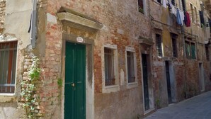 Um edifício histórico com uma placa que diz 
