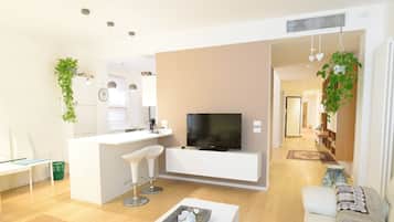 Apartamento, 3 quartos | Sala de estar | TV de tela plana