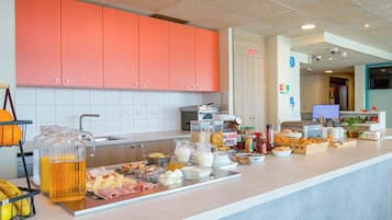Café da manhã com buffet todos os dias (EUR 8.9 por pessoa)