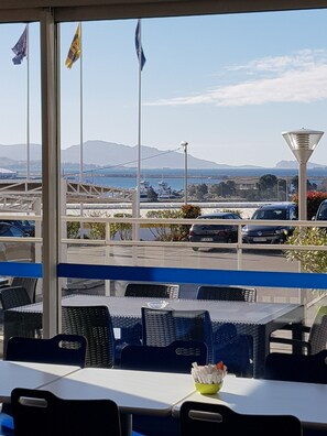 Pequeno-almoço tipo buffet diário (8.9 EUR por pessoa) 