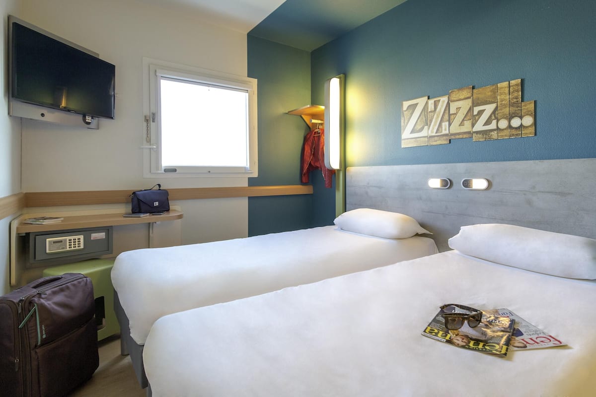 Quarto duplo, 2 camas de solteiro | Cofres nos quartos, quartos à prova de som, berços grátis