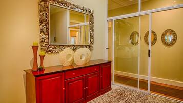 Um polibã, artigos de higiene pessoal grátis, um secador de cabelo