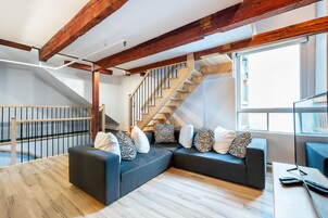 Apartamento | Sala de estar | Televisor de ecrã plano de 45 polegadas com canais por cabo, televisor 