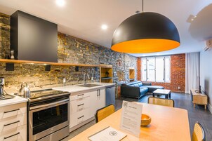 Apartamento de Luxo, 1 quarto (P103) | Cozinha privada | Um frigorífico/congelador grande, um micro-ondas, um forno 