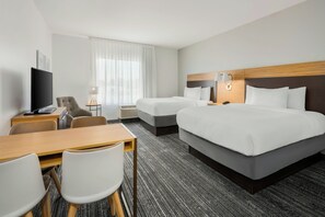 Estúdio, 2 camas Queen | Escrivaninha, ferros/tábuas de passar roupa, berços grátis