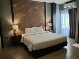 Quarto casal standard | Escrivaninha, cortinas blackout, Wi-Fi de cortesia