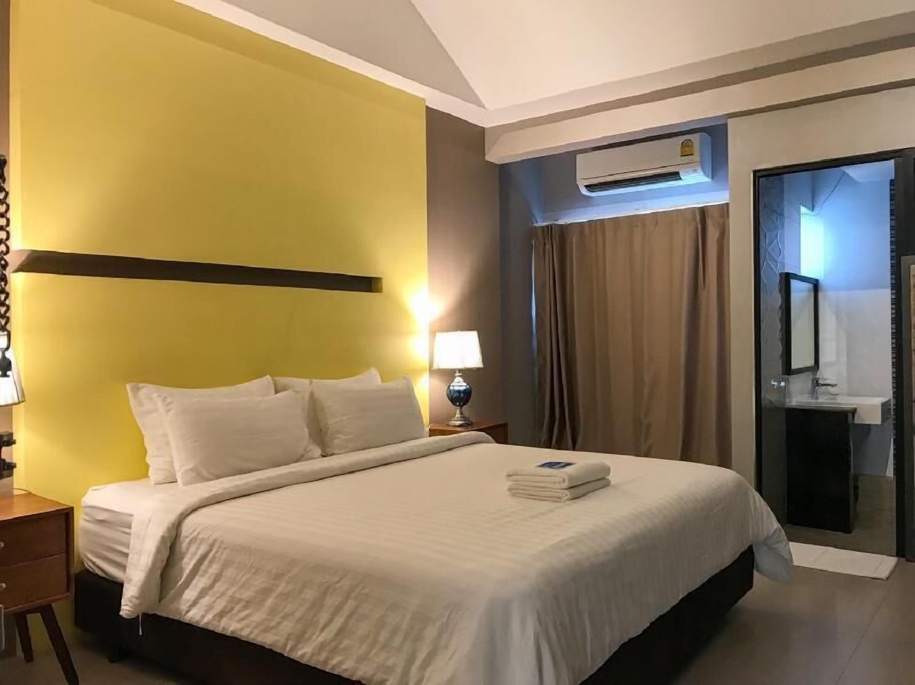 Escrivaninha, cortinas blackout, Wi-Fi de cortesia
