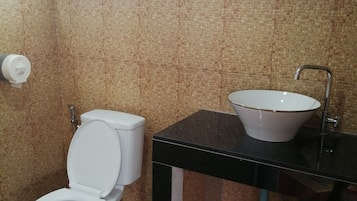 Quarto casal, 1 cama King (Air conditioned) | Escrivaninha, espaço de trabalho para notebook, cortinas blackout