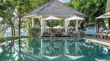 Piscina exterior, guarda-sóis, espreguiçadeiras