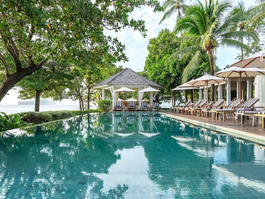 Piscina exterior, guarda-sóis, espreguiçadeiras