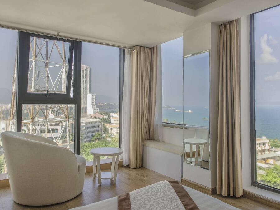 Quarto sênior, vista parcial para o oceano (Deluxe) | Área de estar | TV de tela plana 40 polegadas com canais a cabo, TV