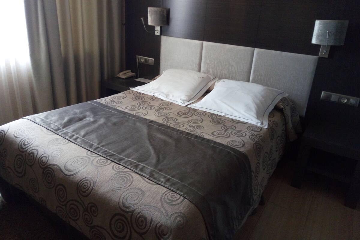 Quarto Individual Empresarial, banheira | Cofre no quarto, secretária, cortinas/cortinados opacos 