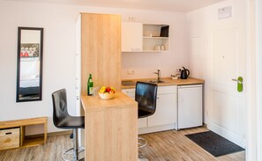 Quarto casal | Cozinha americana privada | Geladeira, cooktop, torradeira, talheres/pratos/utensílios de cozinha