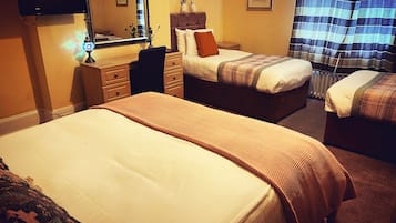 Quarto família (for 4) | Ferros/tábuas de passar roupa, Wi-Fi de cortesia, roupa de cama