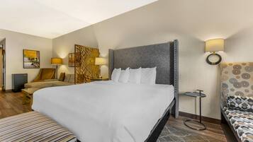 Suite, 1 cama king-size, não fumadores, kitchenette (Larger Room) | Cofre no quarto, secretária