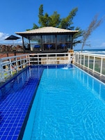 Piscina externa, guarda-sóis, espreguiçadeiras