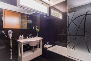 Apartamento Deluxe | Casa de banho | Uma combinação polibã/banheira, um chuveiro fixo 