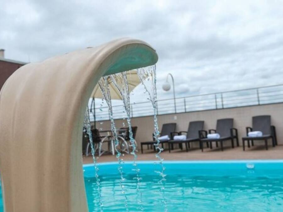 Piscina exterior, espreguiçadeiras