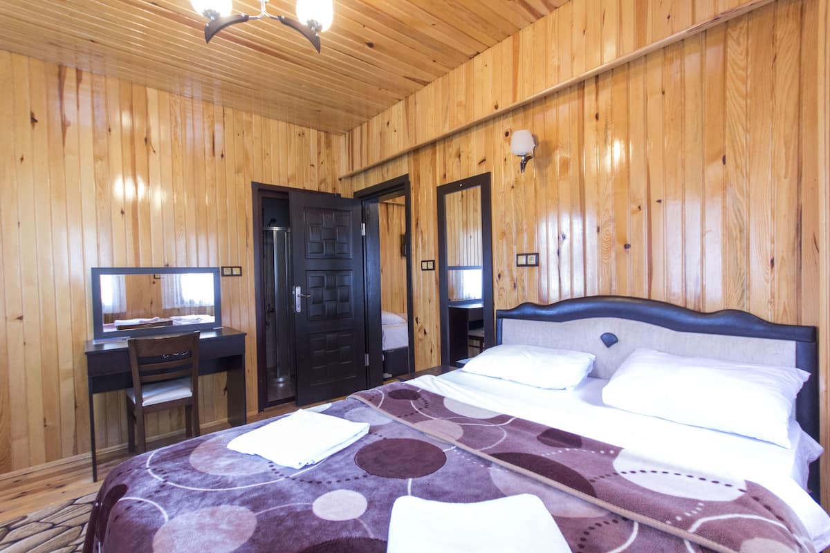 Secretária, quartos insonorizados, Wi-fi grátis