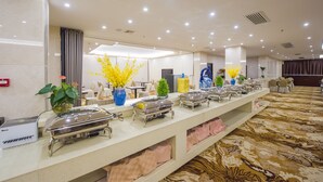 Disposição de buffet com várias estações de serviço, um alarme de incêndio e um tapete estampado.