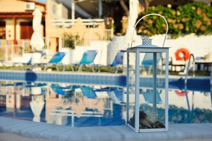 Piscina exterior, guarda-sóis, espreguiçadeiras 