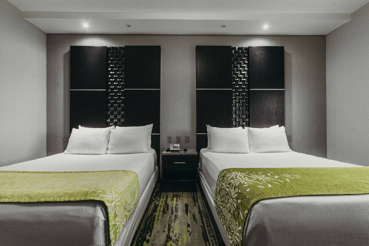 Roupa de alta qualidade, cofre no quarto, secretária