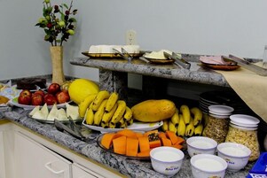 Café da manhã com buffet grátis todos os dias