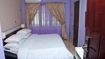 Cofres nos quartos, escrivaninha, Wi-Fi de cortesia, roupa de cama